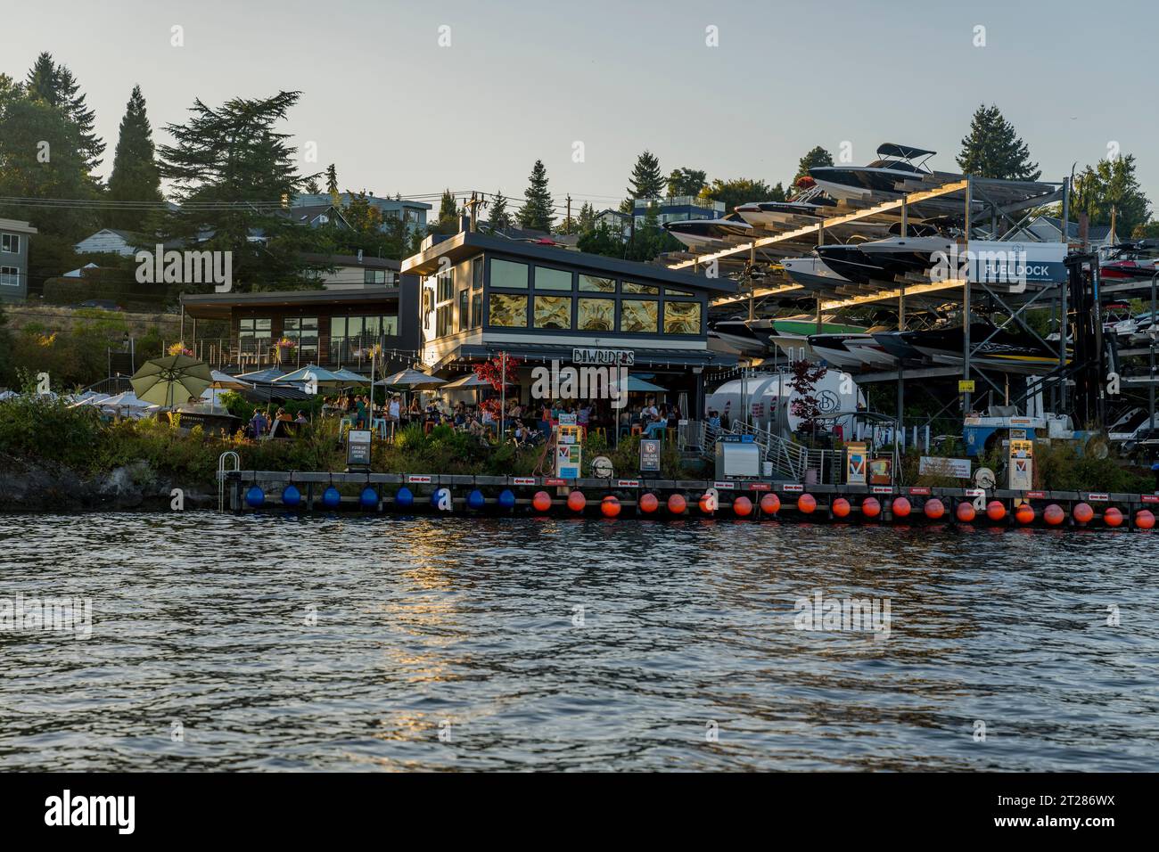 Lake union seattle restaurant hi-res stock photography and images - Alamy
