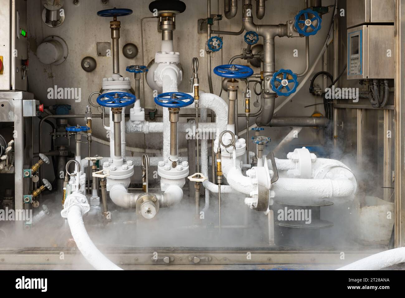 Liquid nitrogen truck hi-res stock photography and images - Alamy