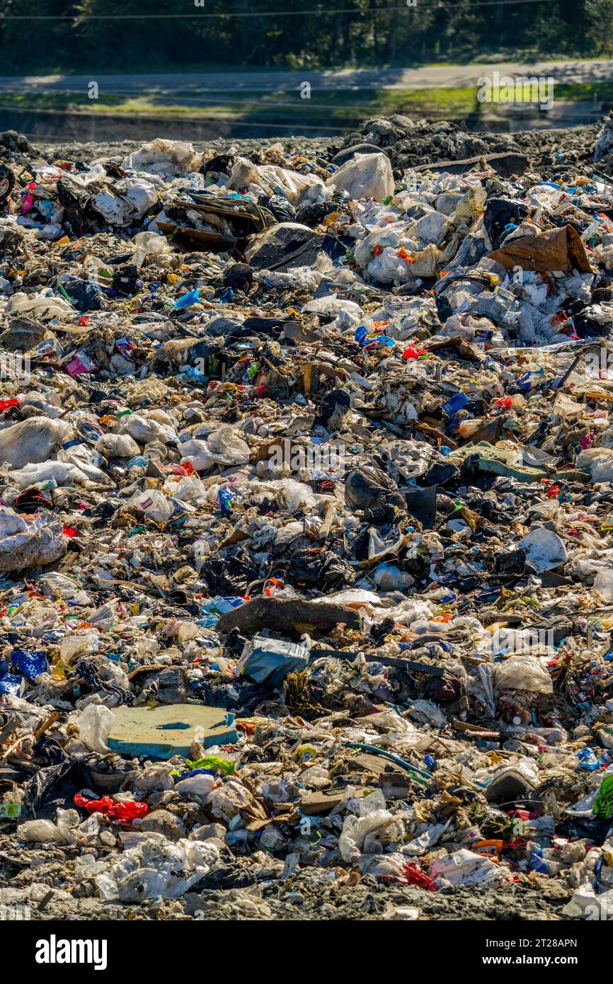 Tons of garbage at the King County Cedar Hills Regional Landfill ...