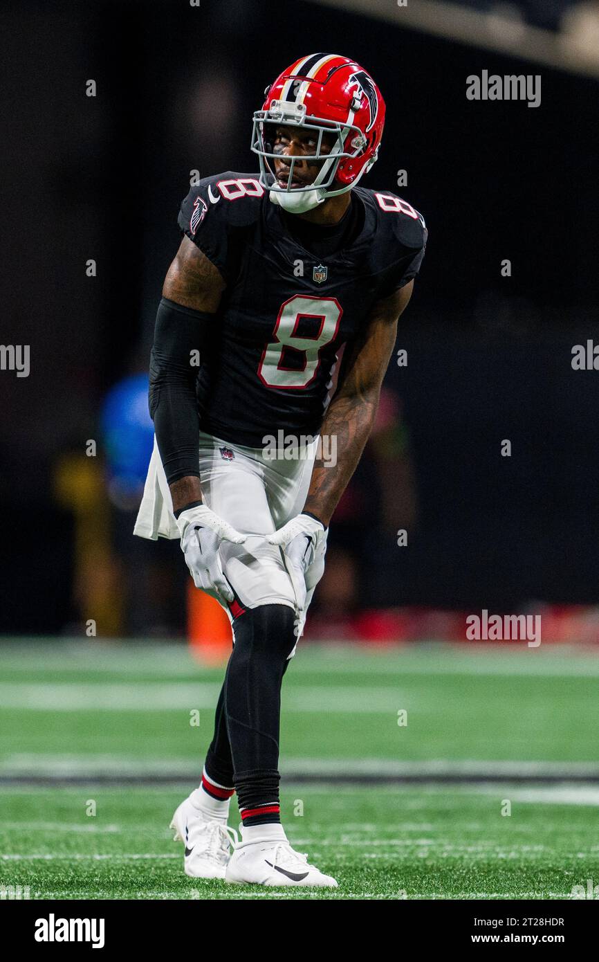 Atlanta Falcons tight end Kyle Pitts (8) lines up during the second ...