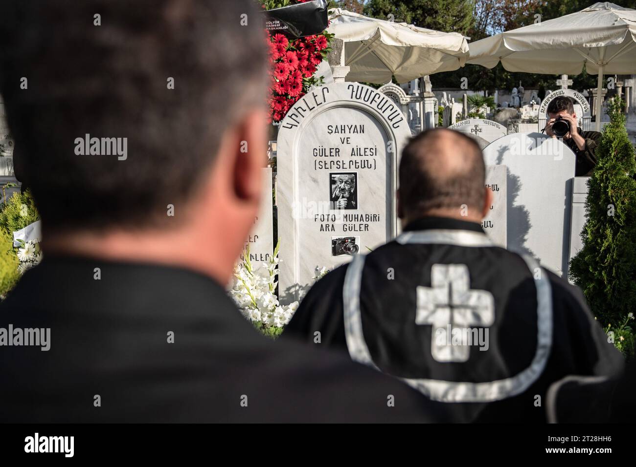 Istanbul, Turkey. 17th Oct, 2023. Relatives pray at the grave of master ...