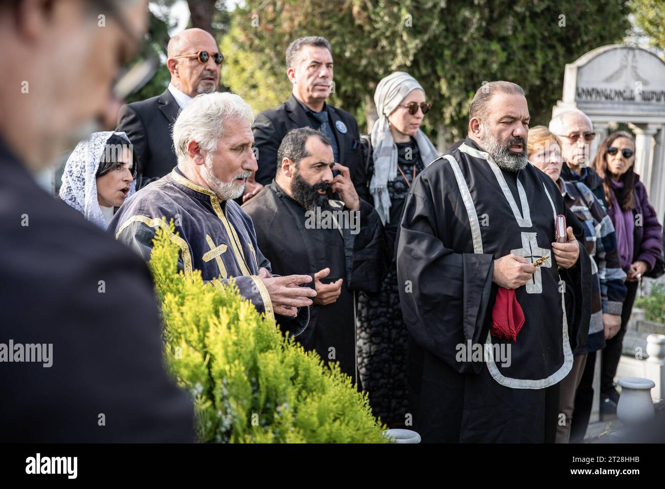 Istanbul, Turkey. 17th Oct, 2023. Relatives pray at the grave of master ...