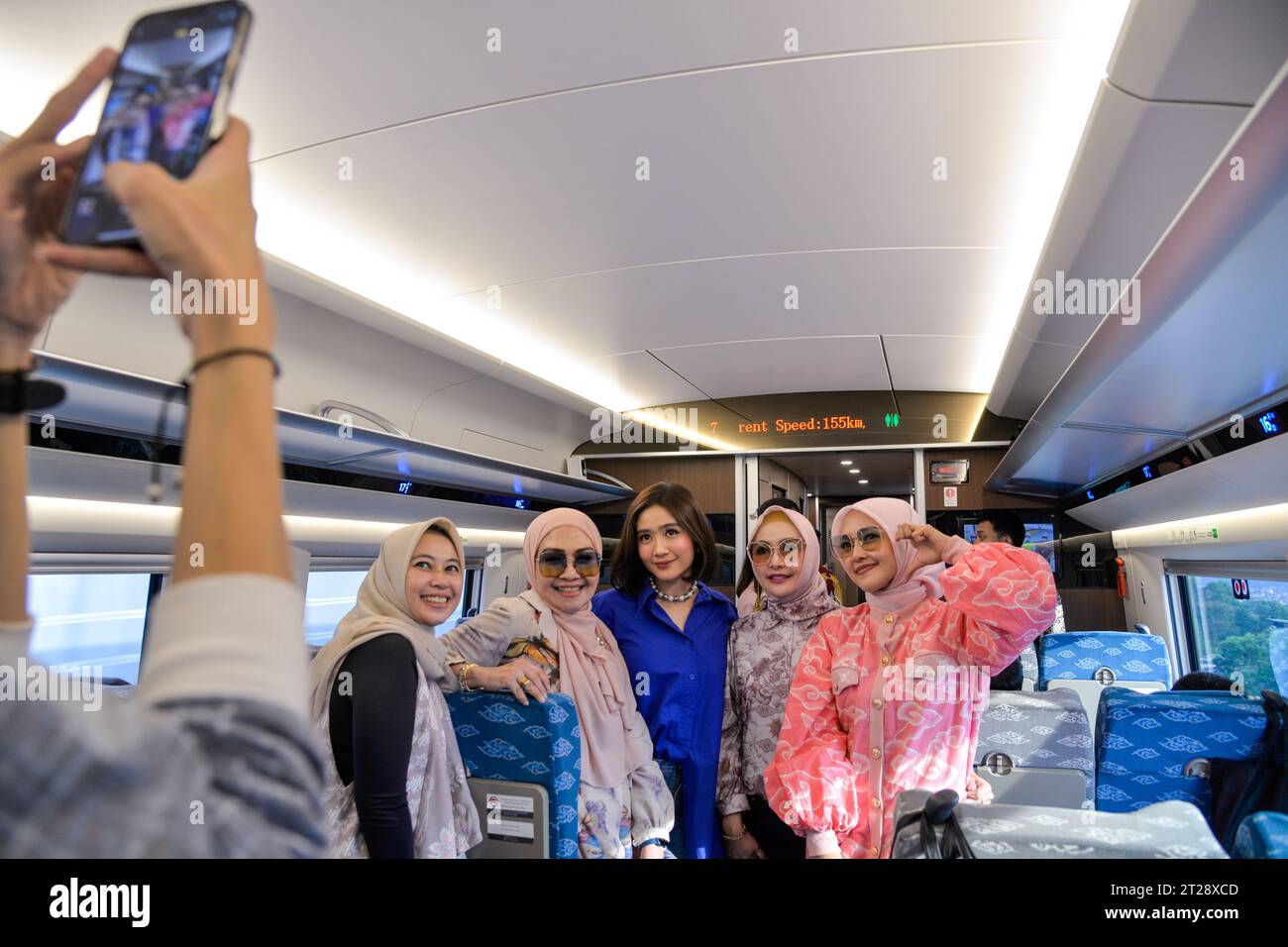 (231018) -- JAKARTA, Oct. 18, 2023 (Xinhua) -- Passengers pose for photos in a carriage of a ...
