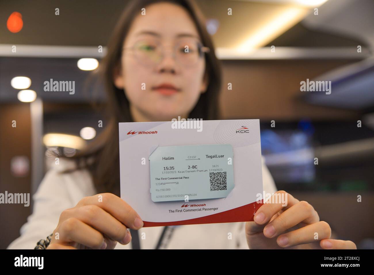 (231018) -- JAKARTA, Oct. 18, 2023 (Xinhua) -- A passenger shows a ...