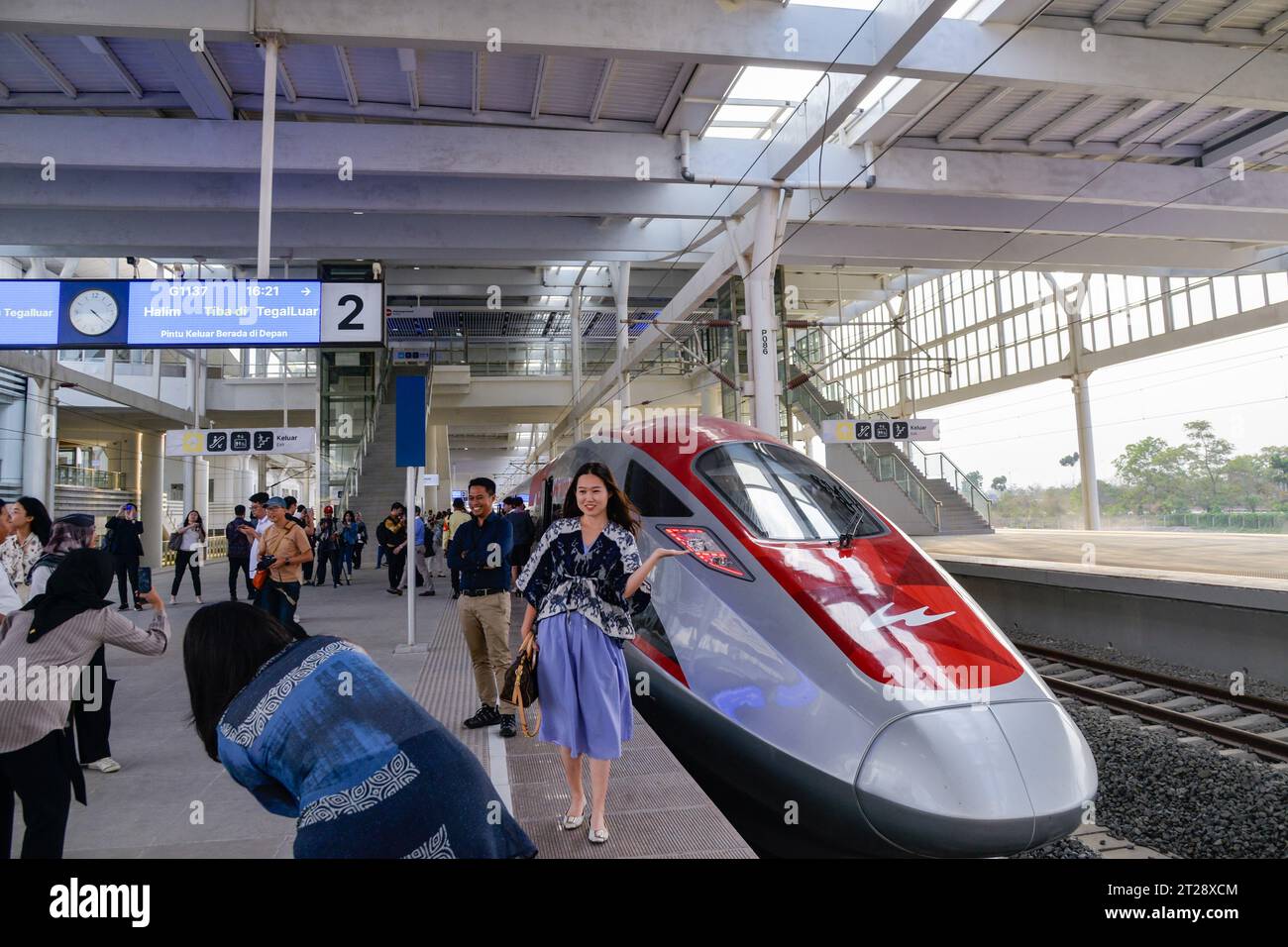 (231018) -- JAKARTA, Oct. 18, 2023 (Xinhua) -- Passengers pose for ...