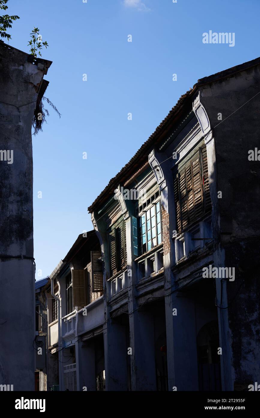 Heritage terrance house on blue sky background. Old street view in George Town Stock Photo - Alamy