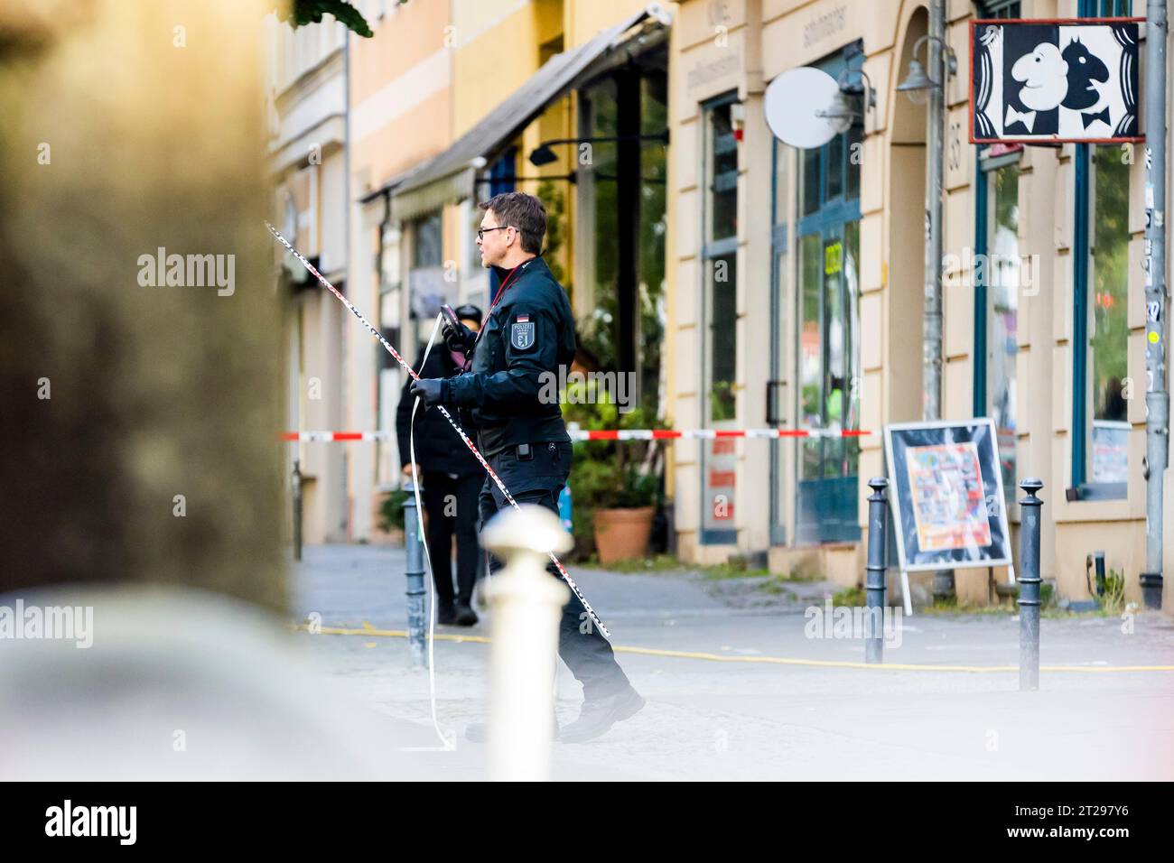 Berlin, Germany. 18th Oct, 2023. Police forces work in front of the ...