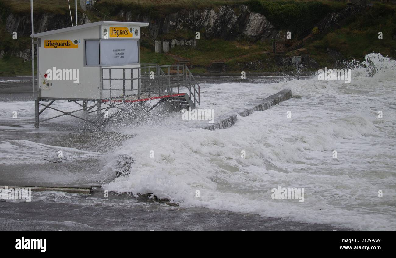 Storm waves batter a Coastguard station Stock Photo - Alamy