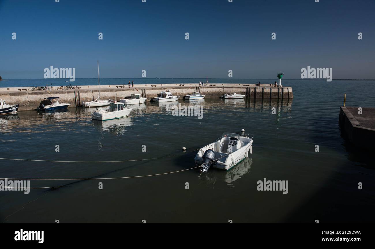 Tiny port of Rivedoux-Plage, Ile de Re SW France Stock Photo - Alamy
