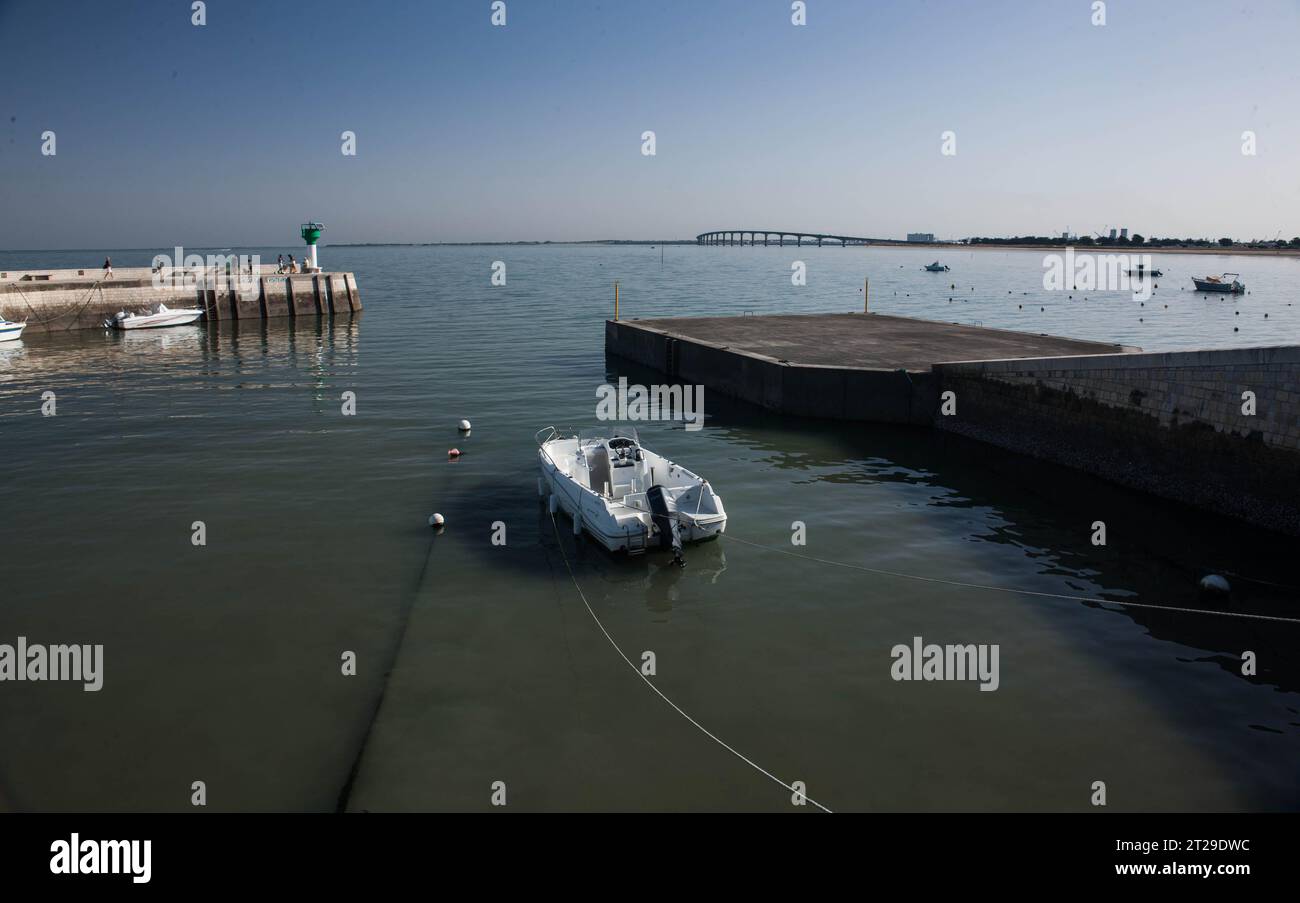 Reflections harbour wall channel sweeping arches of hi-res stock ...