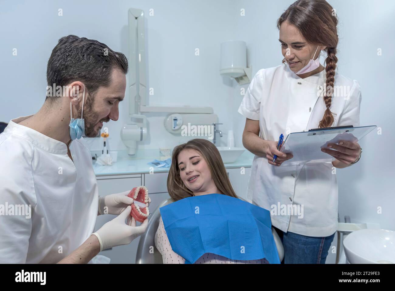 Dentist uniform hi-res stock photography and images - Alamy
