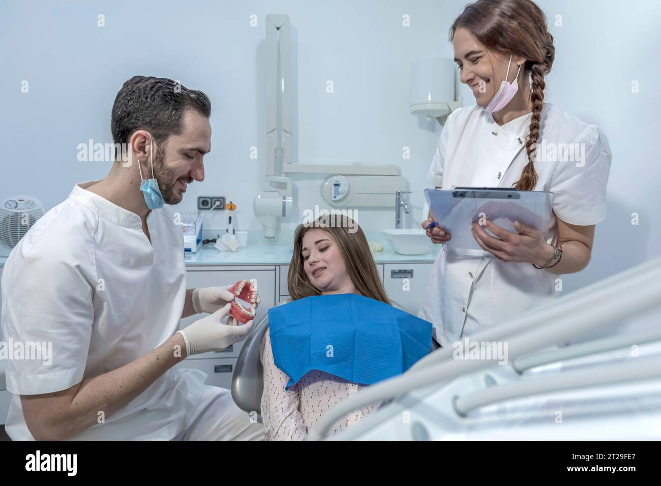 Dentist uniform hi-res stock photography and images - Alamy