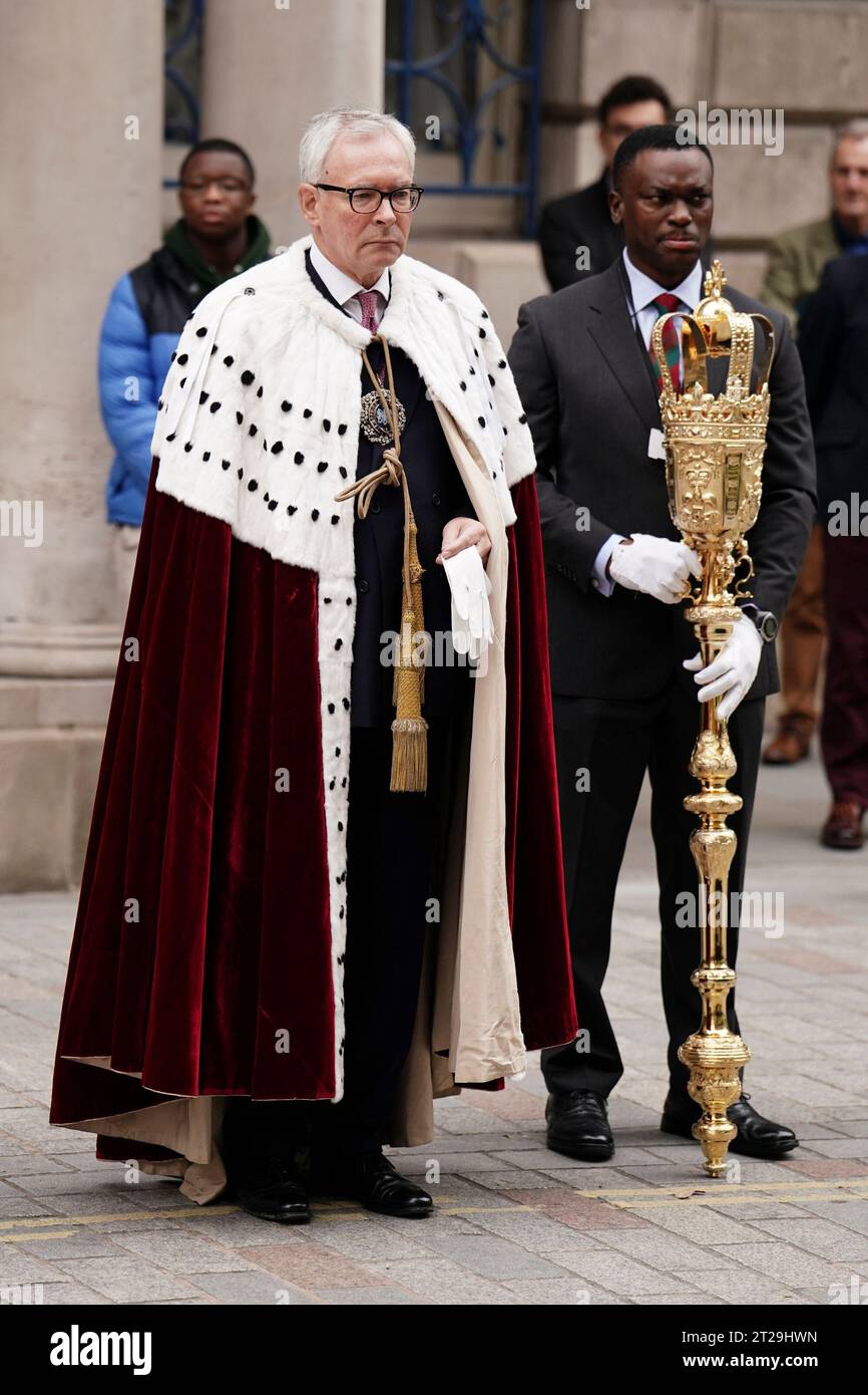 Outgoing Lord Mayor of London Nicholas Lyons (left) stands next to the ...