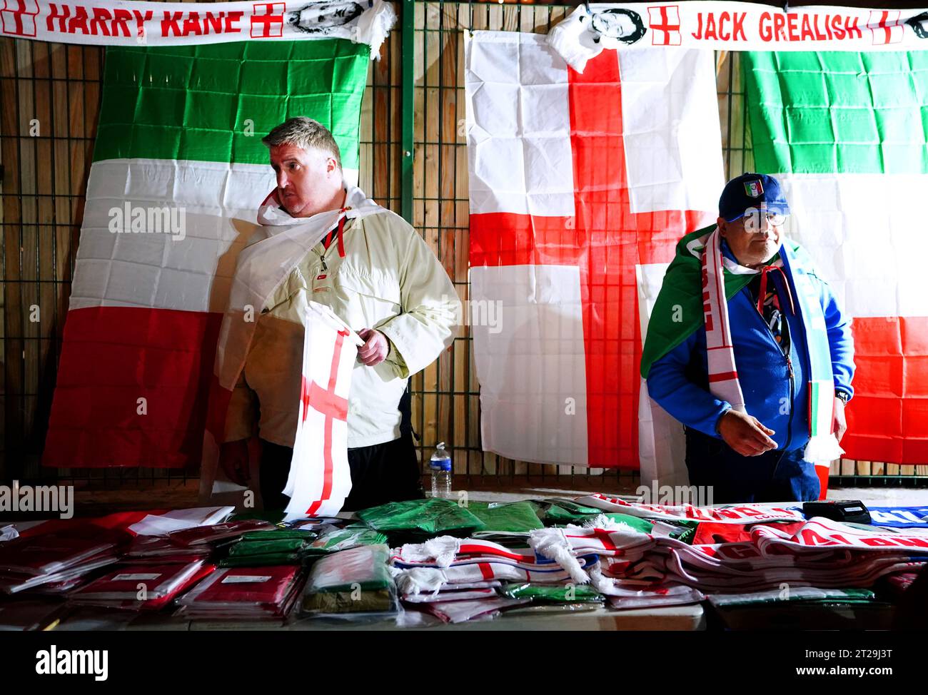 Vendors selling england merchandise hi-res stock photography and images ...