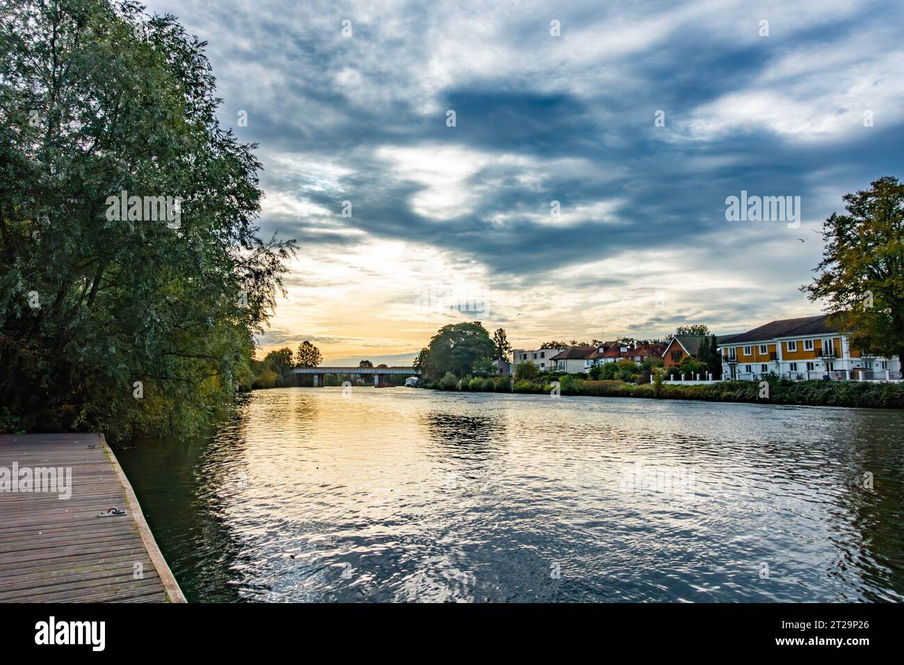 Last of the golden early morning sun shines on The River Thames at ...