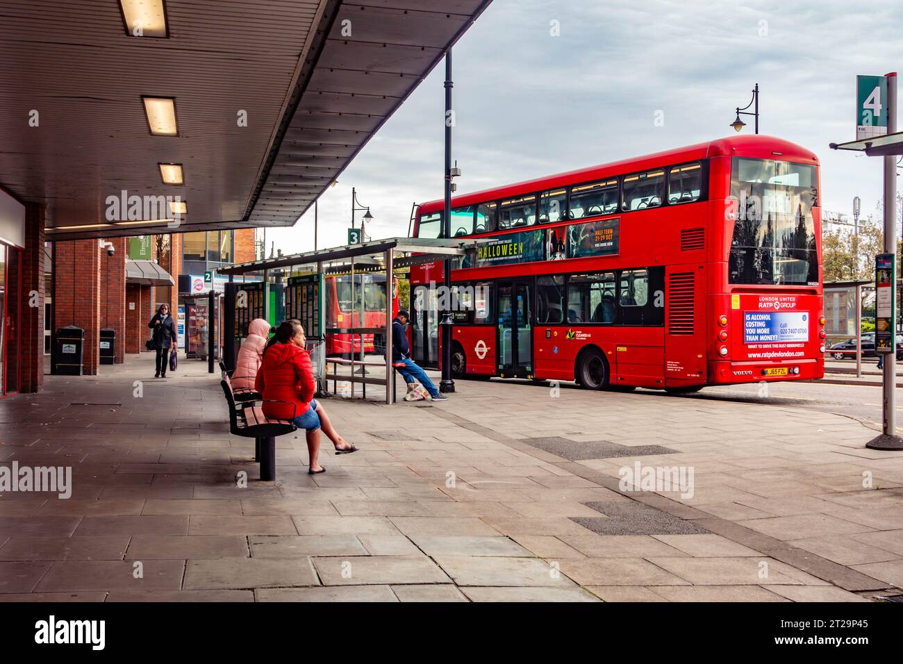 Bus stop seating hi-res stock photography and images - Alamy