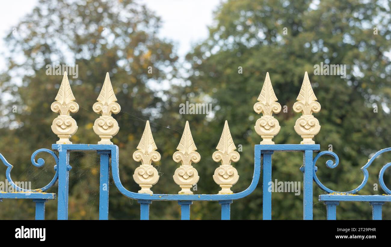 Gold gates open hi-res stock photography and images - Alamy