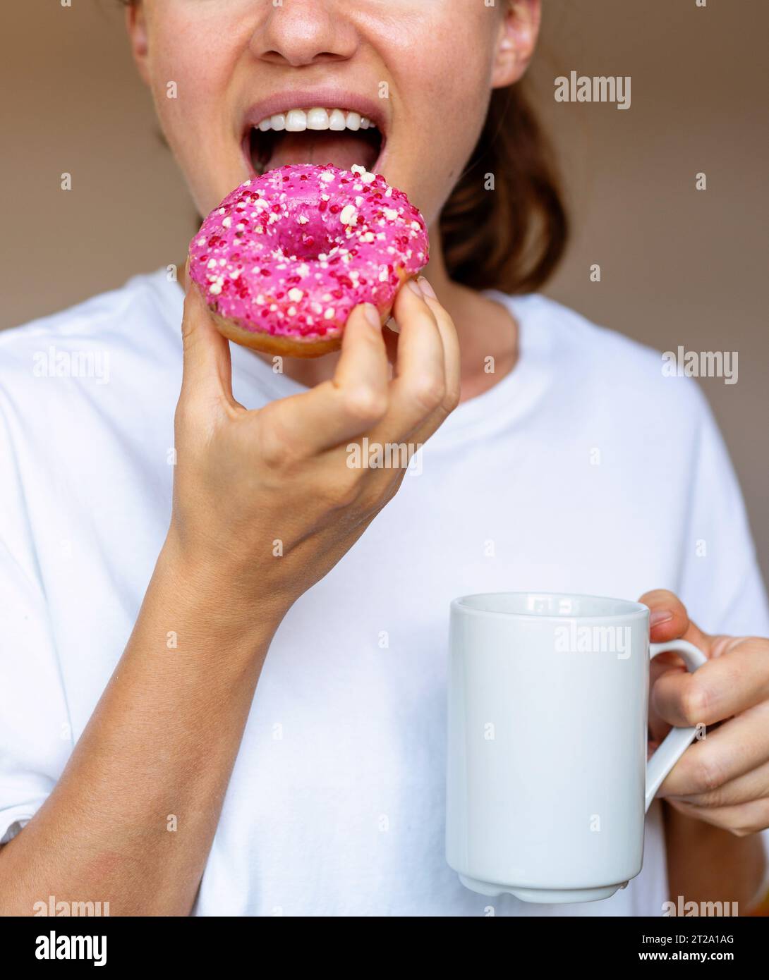 Eat eating donut hi-res stock photography and images - Alamy