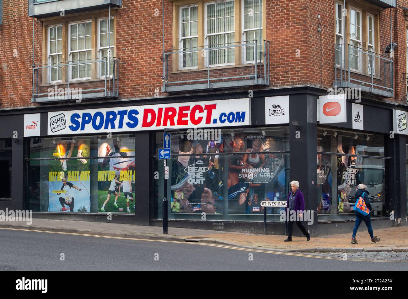 Maidenhead, Berkshire, UK. 18th October, 2023. Shoppers walk past a ...