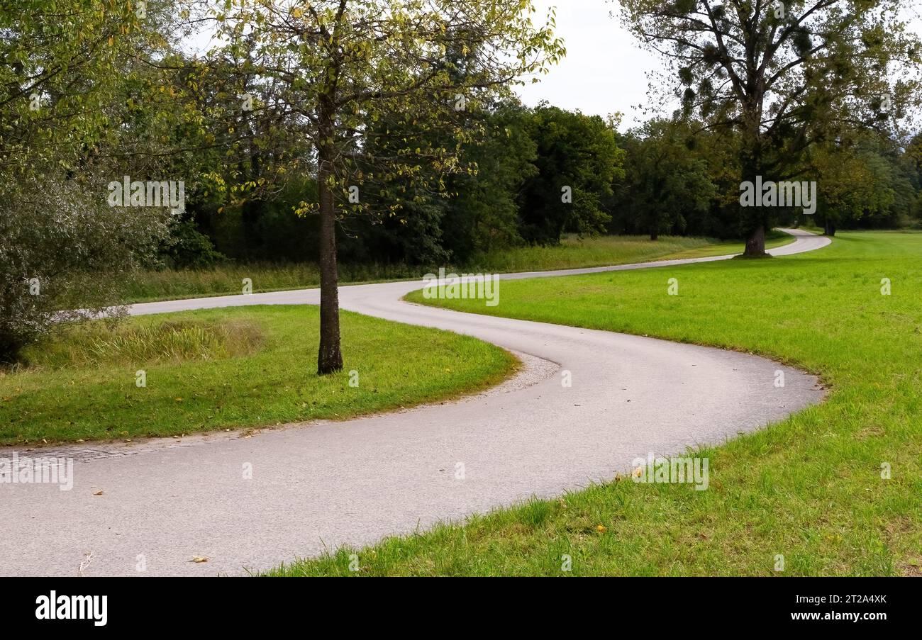 Alberi sul fiume hi-res stock photography and images - Alamy