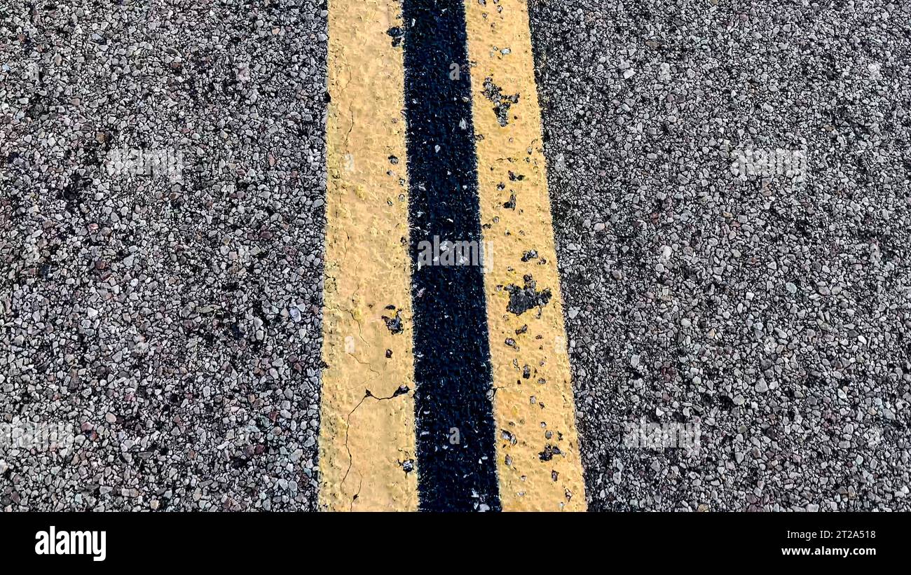 Line of highway road markings, on the highway that crosses the Mojave ...