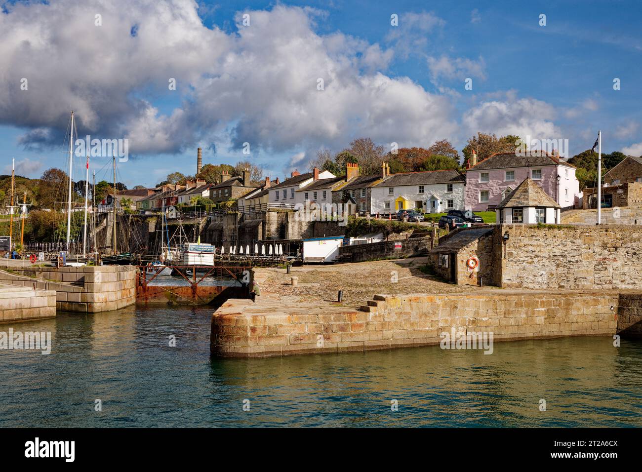Charlestown harbour 18th century hi-res stock photography and images ...