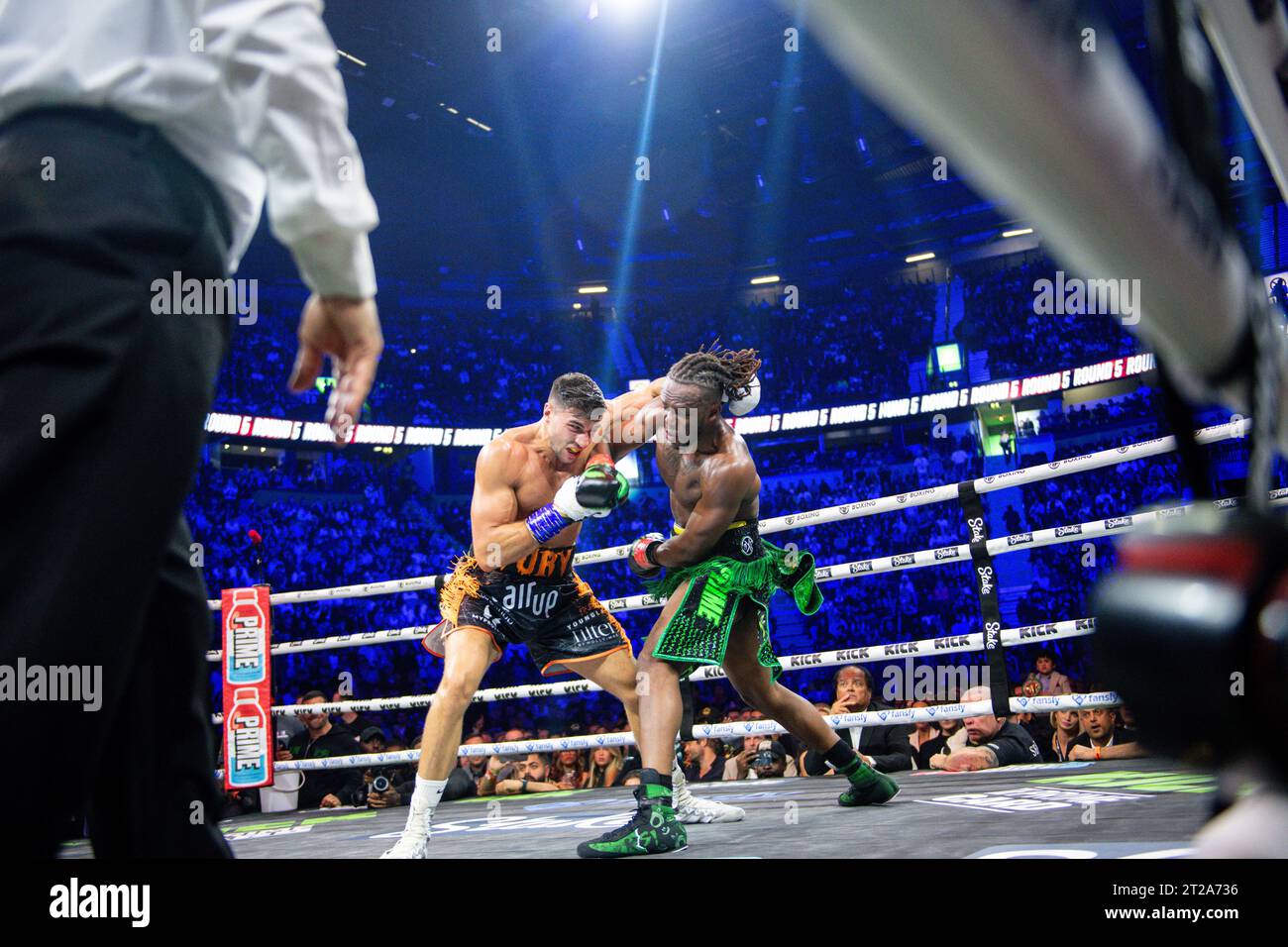 Ksi boxing hi-res stock photography and images - Alamy
