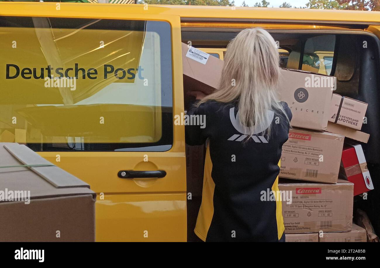 Postbote hi-res stock photography and images - Alamy