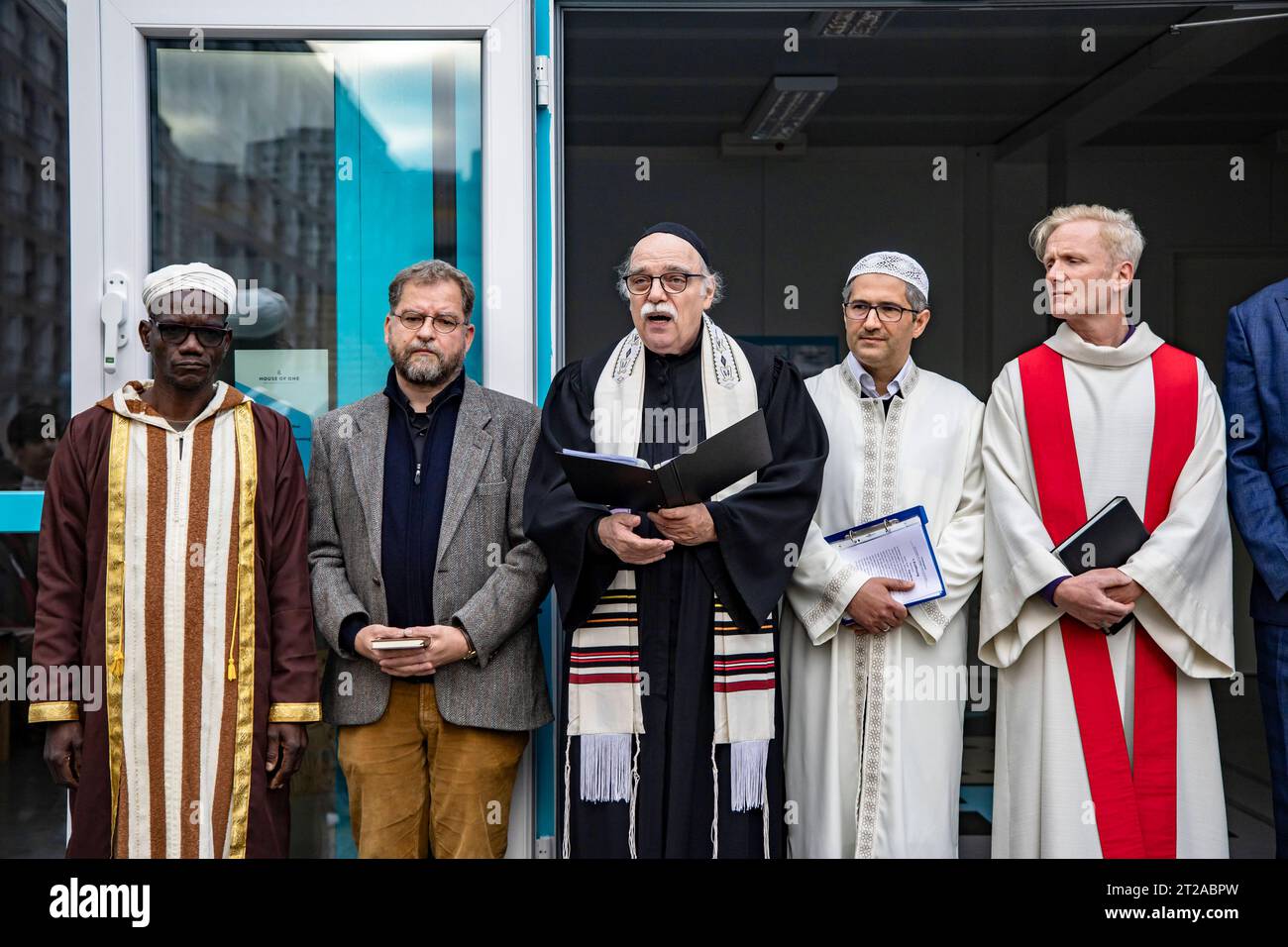 Interreligioses Gebet im House of One mit L-R Imam Abdoulaye ...