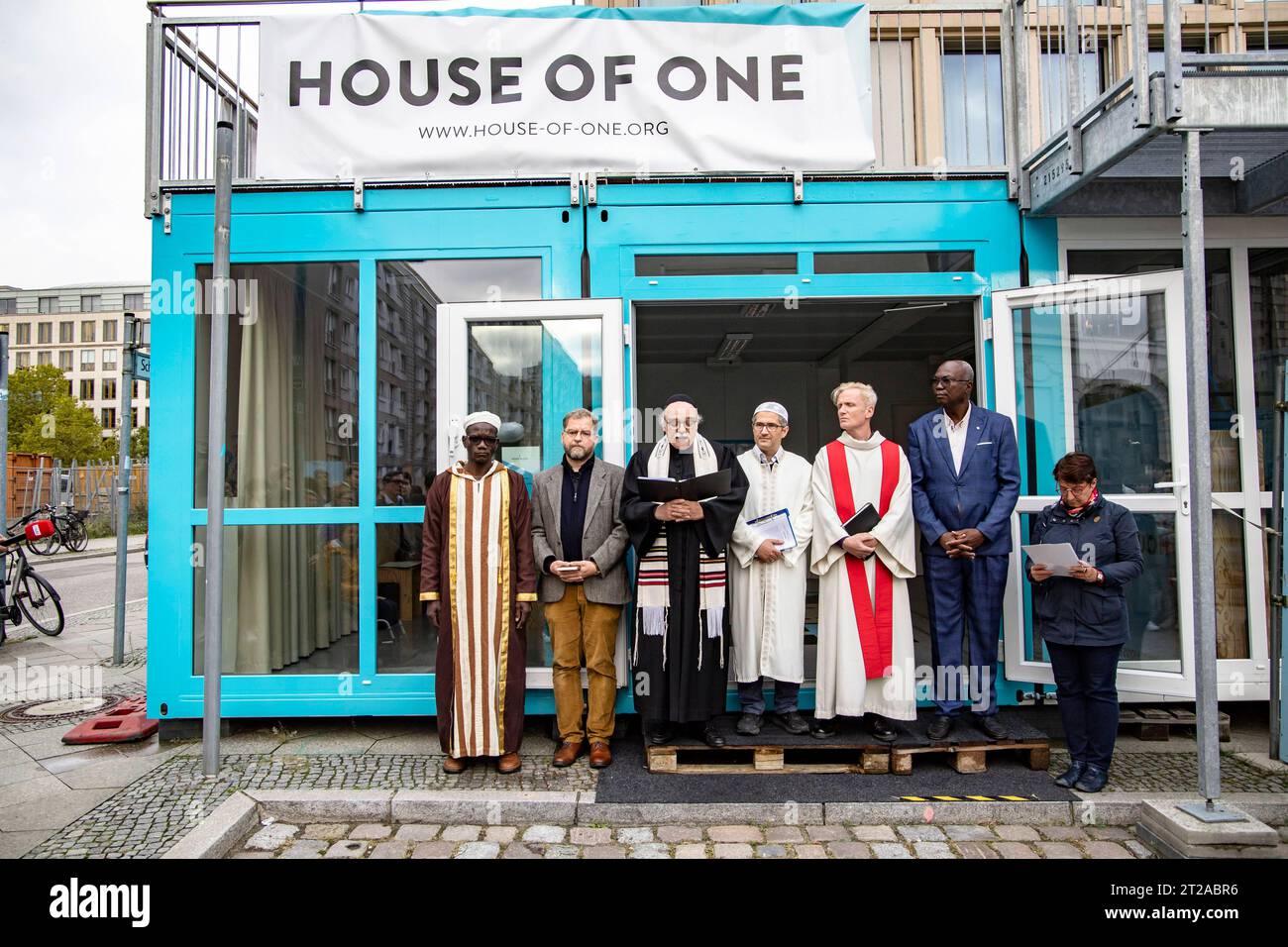 Interreligioses Gebet im House of One mit L-R Rabbiner Andreas Nachama ...