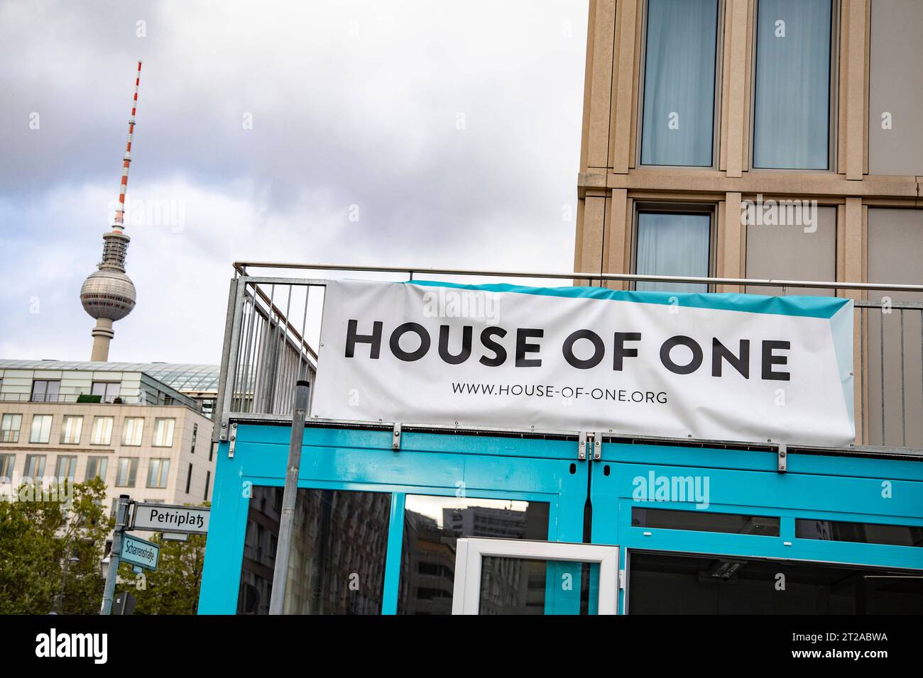Banner House of One am Petriplatz in Berlin am 10. Oktober 2023 ...