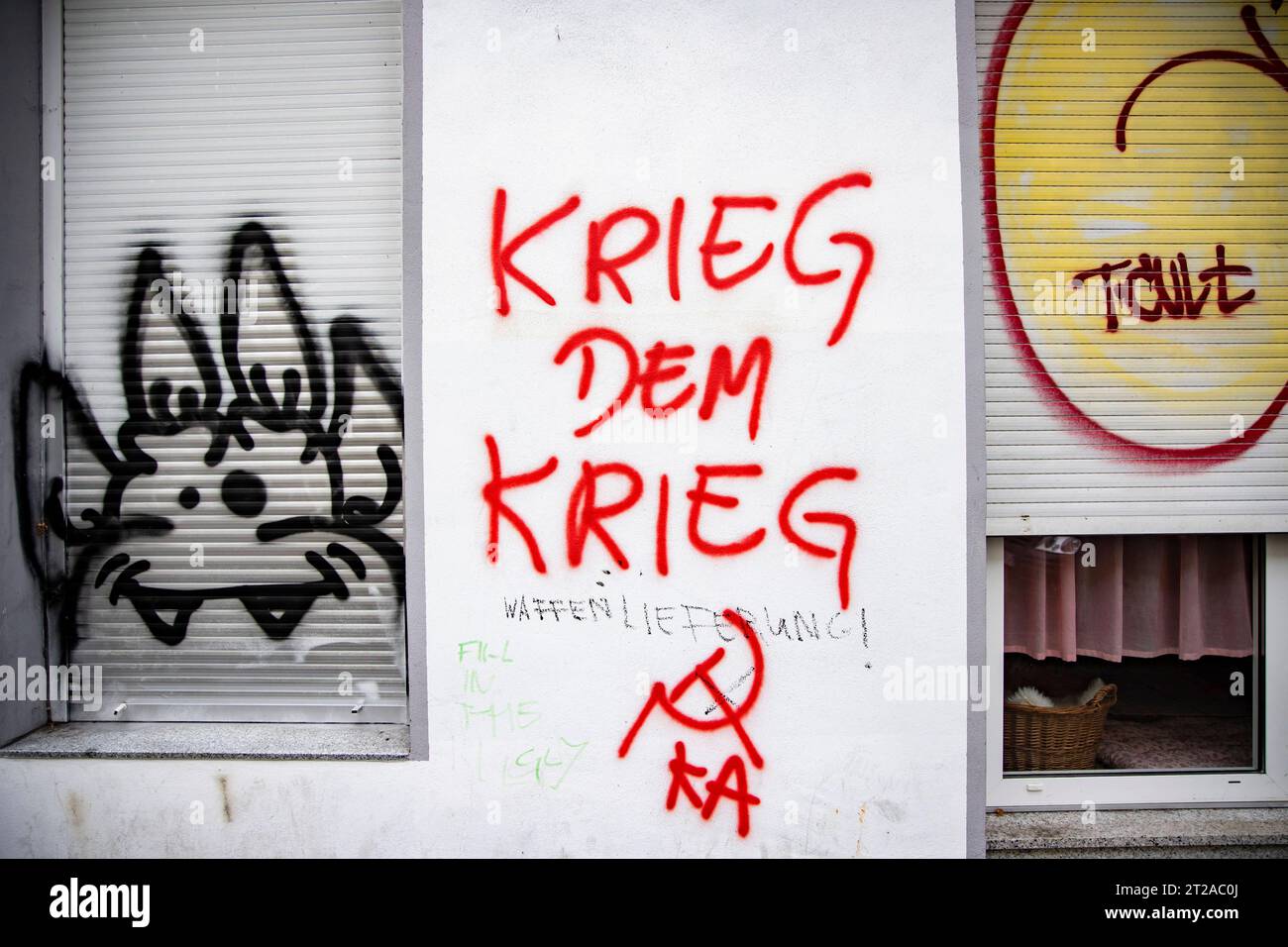 Graffiti Krieg dem Krieg in Berlin Neukoelln am 10. Oktober 2023 ...