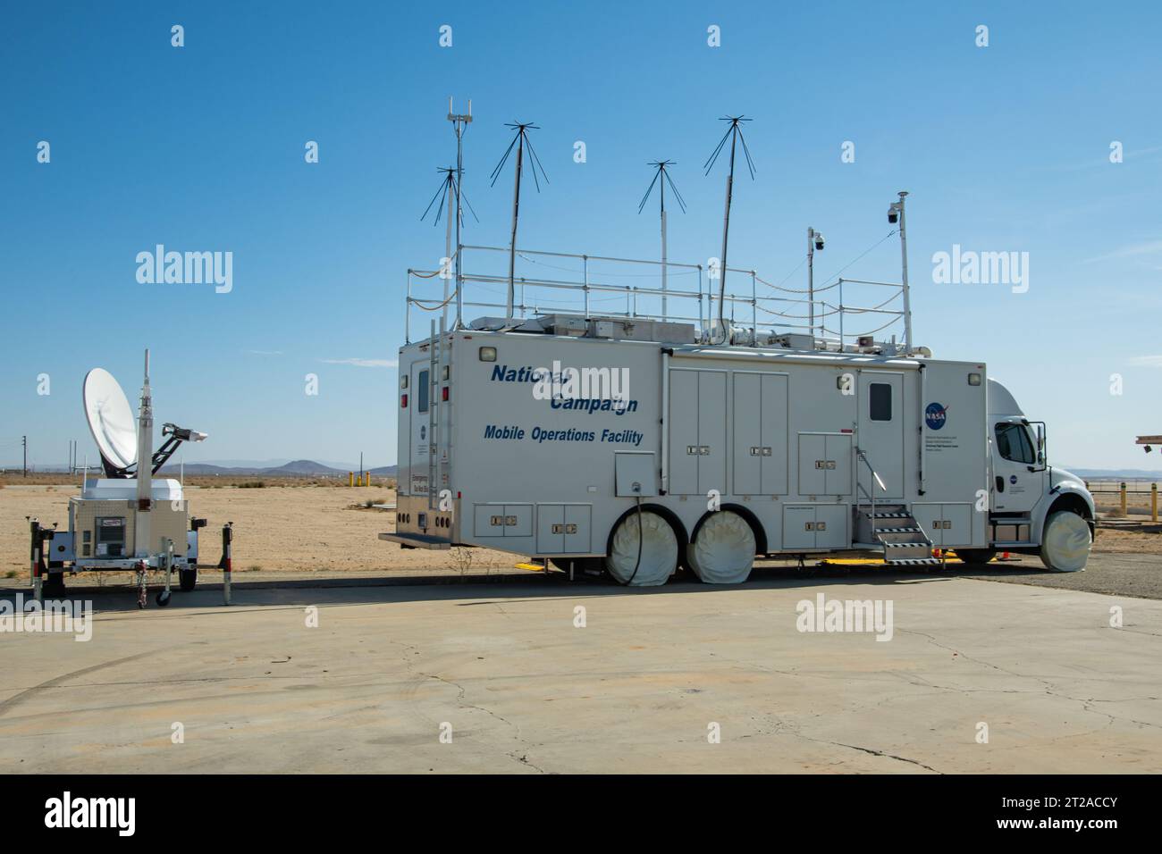 Data center upgrades hi-res stock photography and images - Alamy