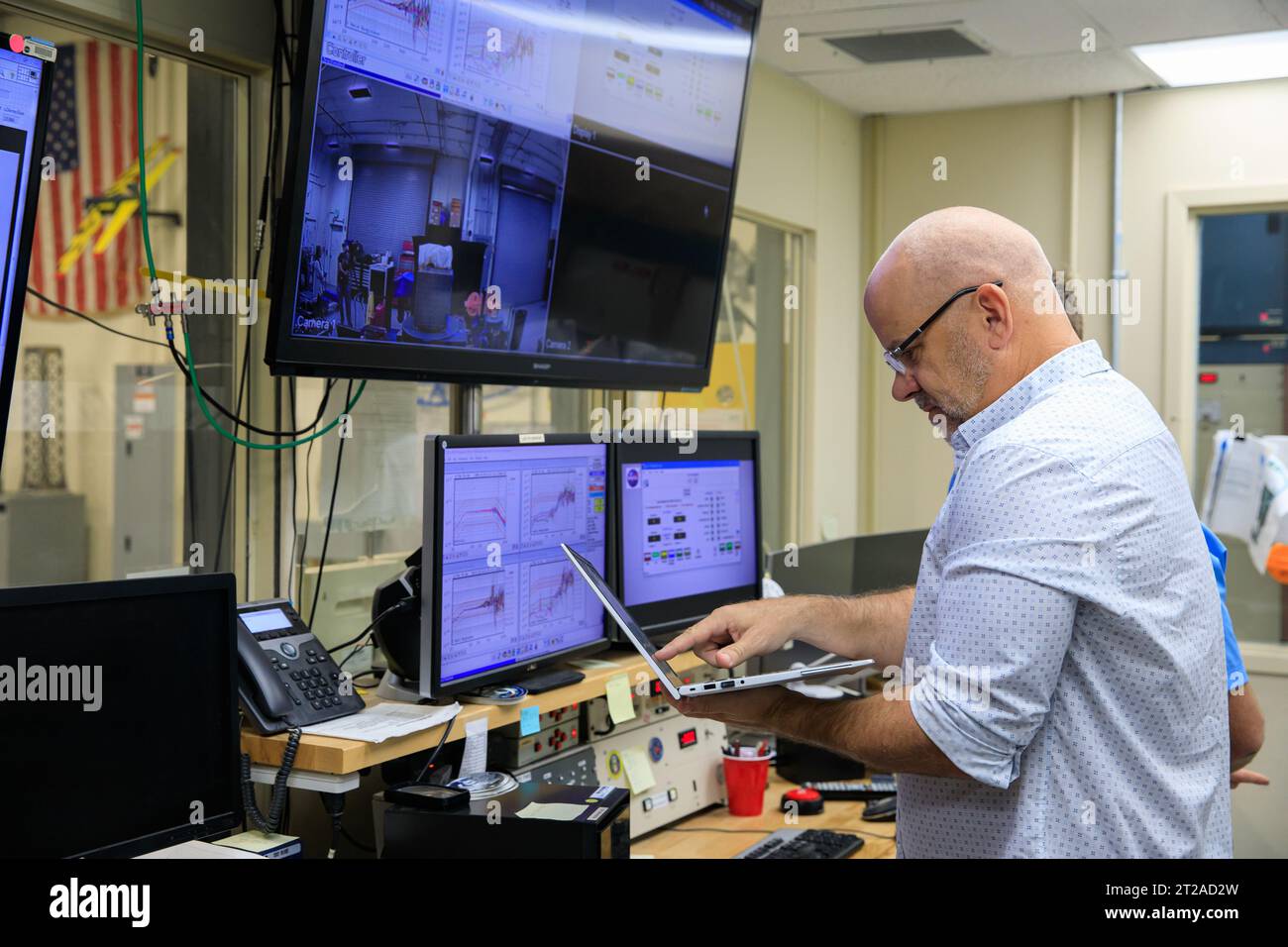 Mass spectrometer observing lunar operations hi-res stock photography ...