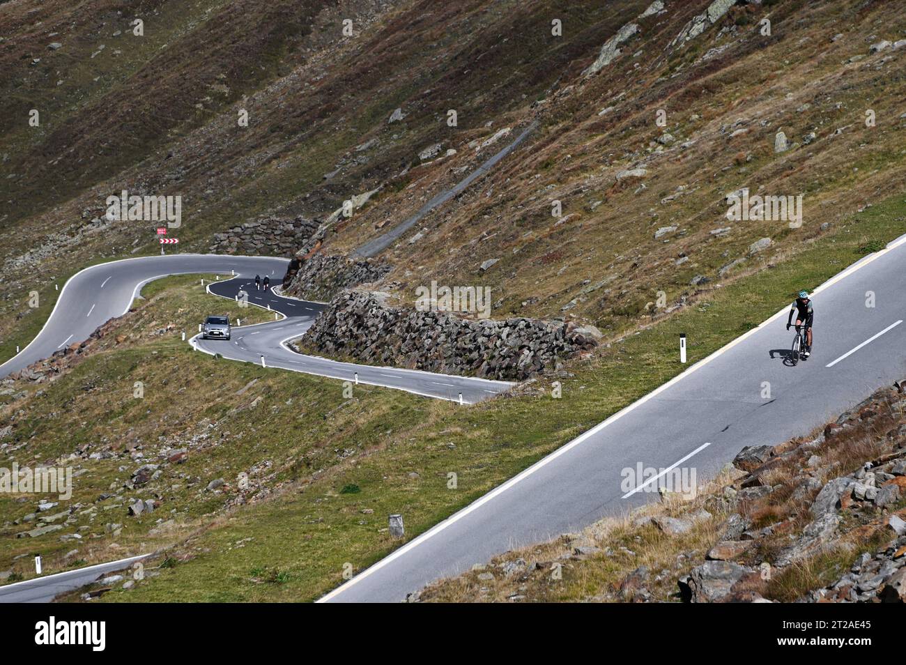 Rennradfahrer auf der Timmelsjoch Hochalpenstrasse zwischen Österreich ...