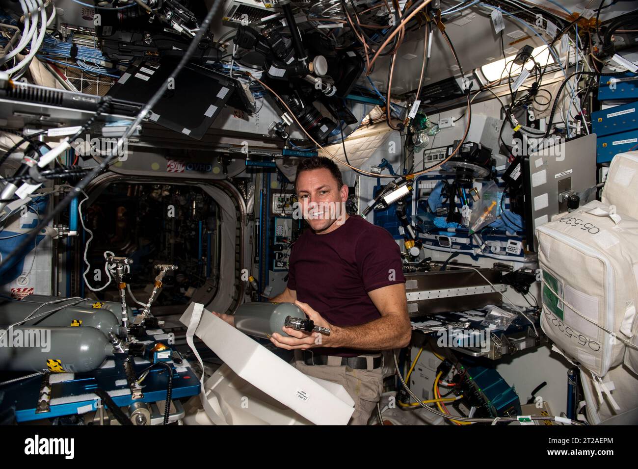 . iss068e023646 (Nov. 21, 2022) --- NASA astronaut and Expedition 68 ...