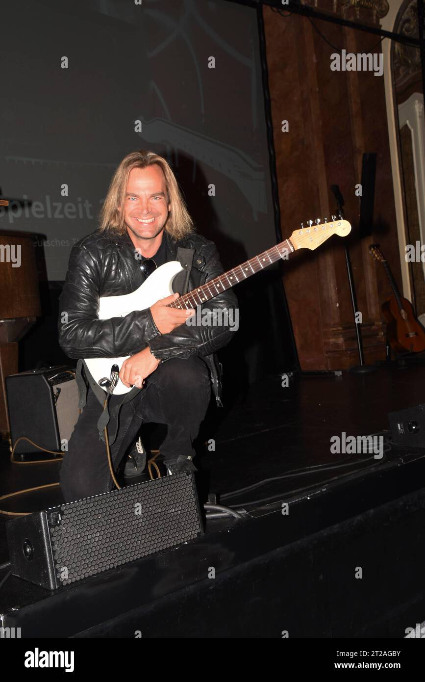 Tim Wilhelm Saenger Musiker Muenchen 18.10.2023 Deutsches Theater ...