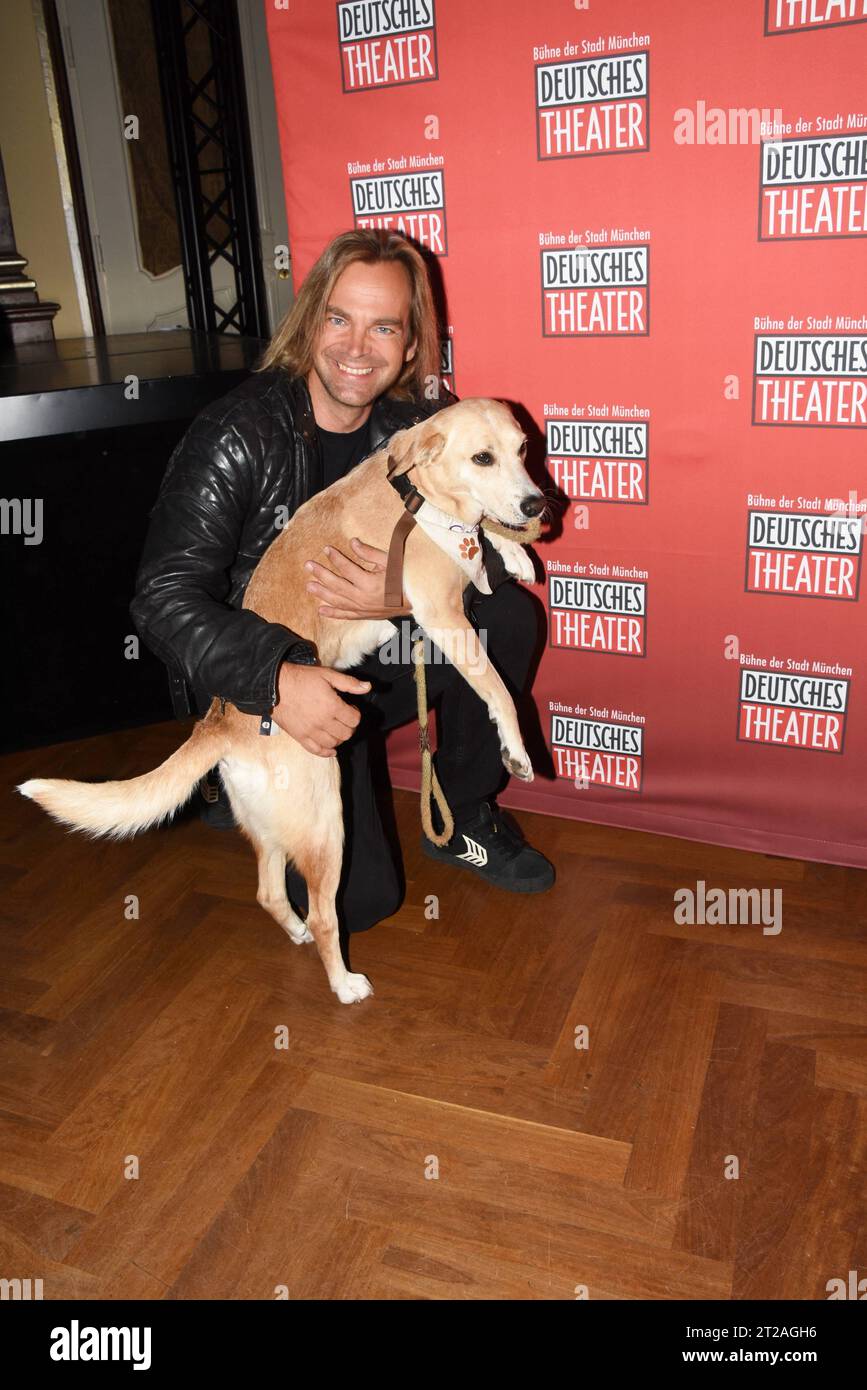 Tim Wilhelm Saenger Musiker mit Steffi Muenchen 18.10.2023 Deutsches ...