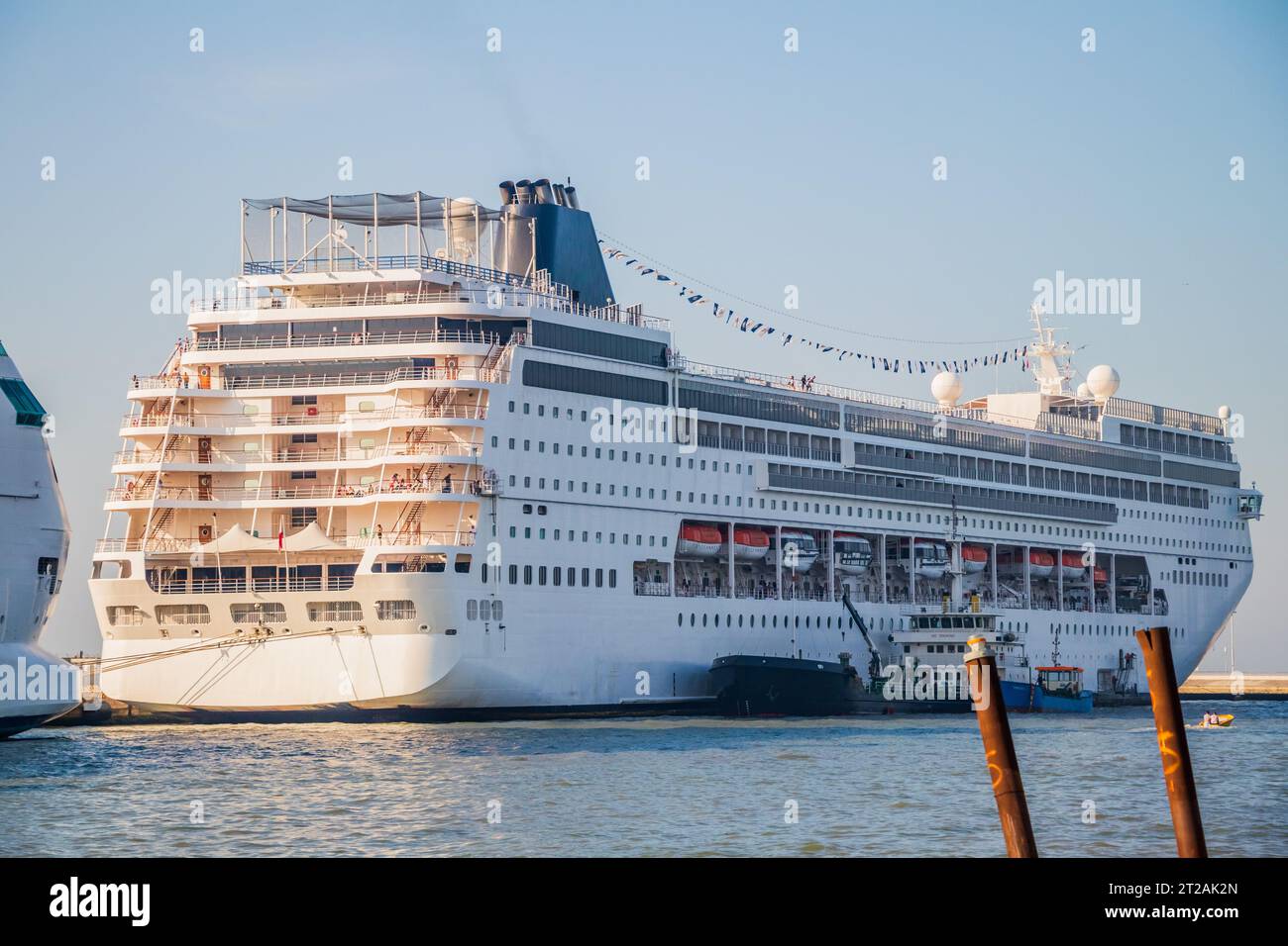 Passenger cruise ship world hi-res stock photography and images - Alamy
