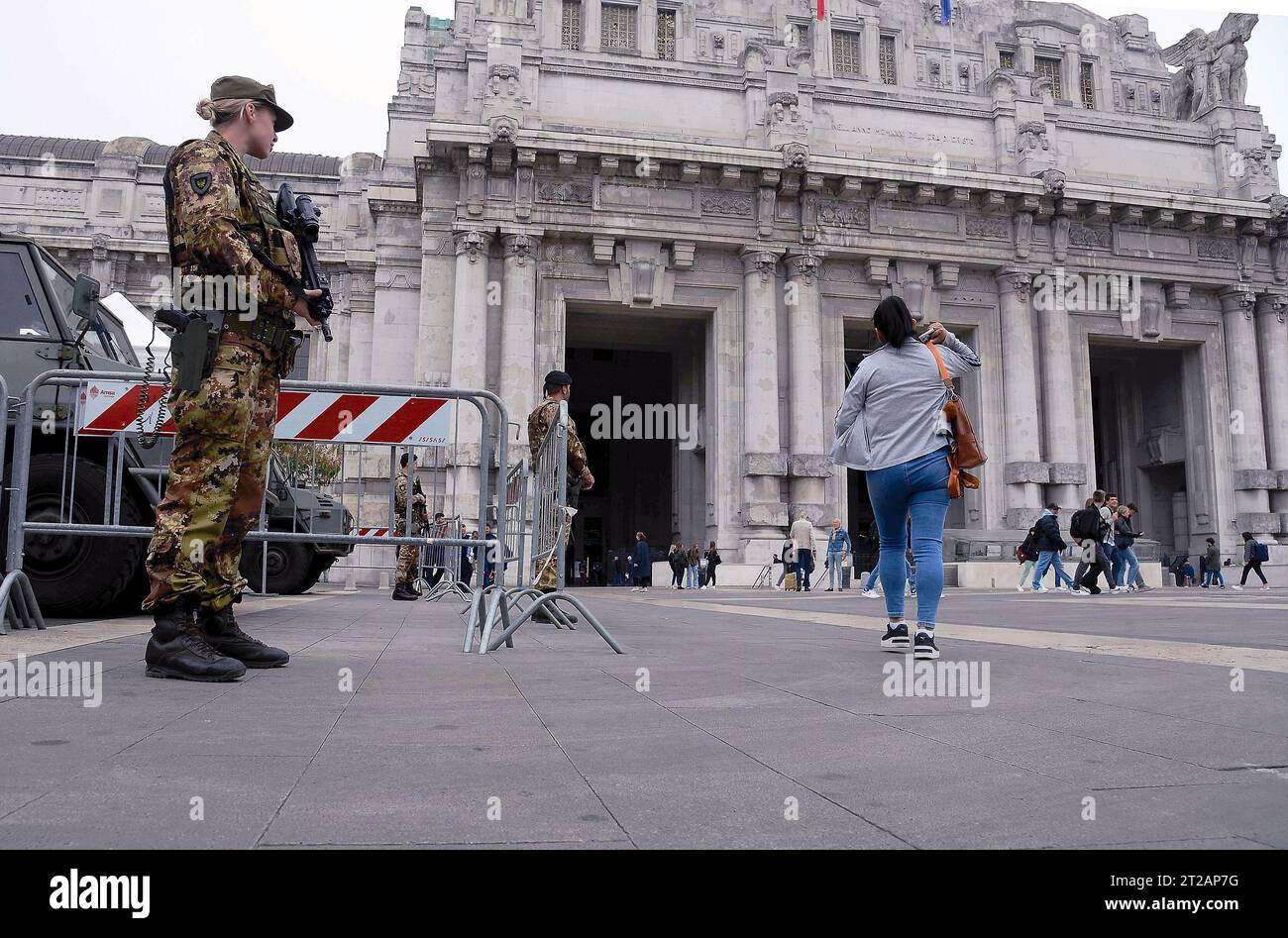Milan, Italy. 18th Oct, 2023. Milan - Soldiers around the city guarding ...