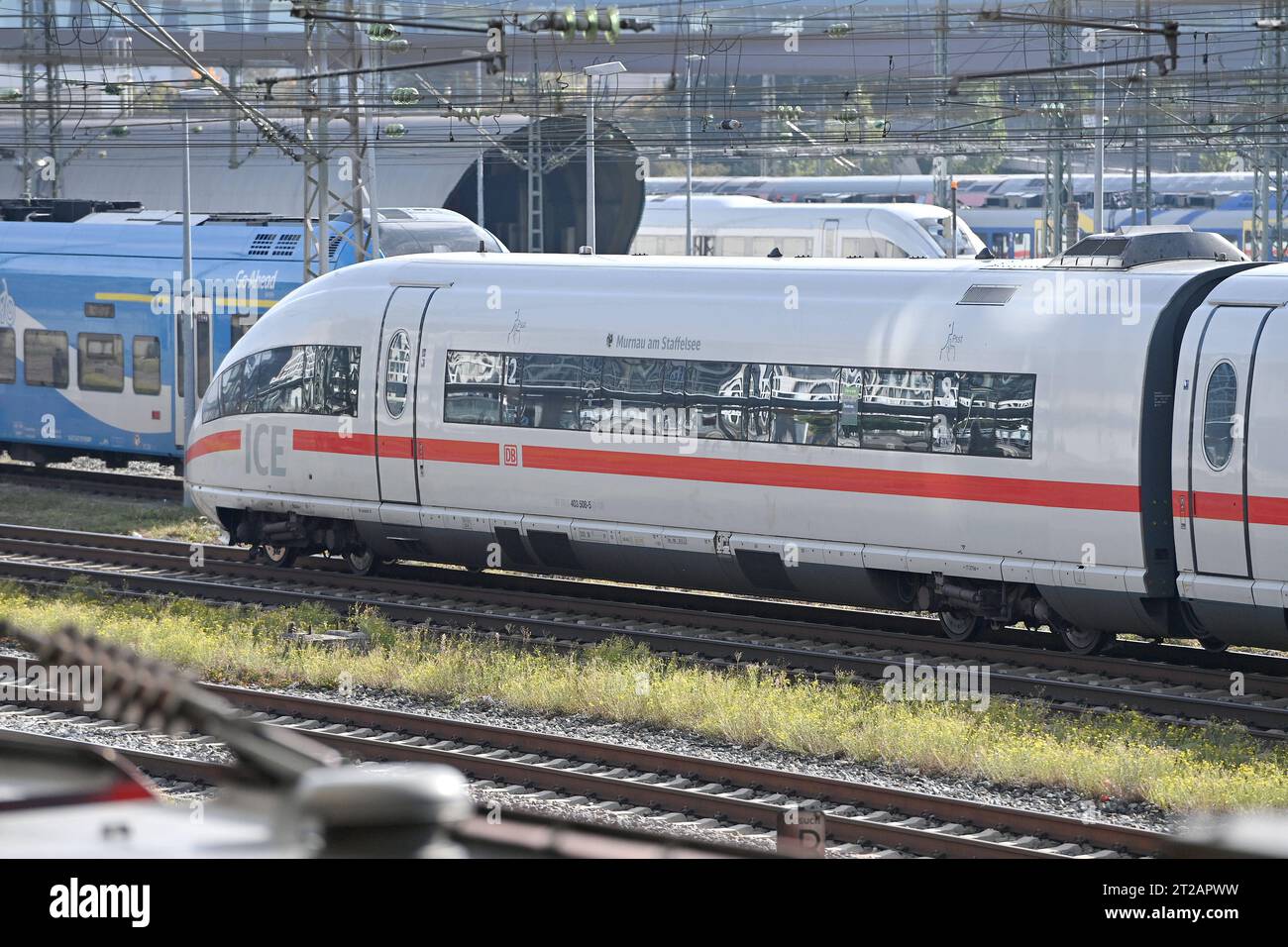 Ausfahrender, einfahrender Zug, ICE, Intercity Express, Schnellzug ...