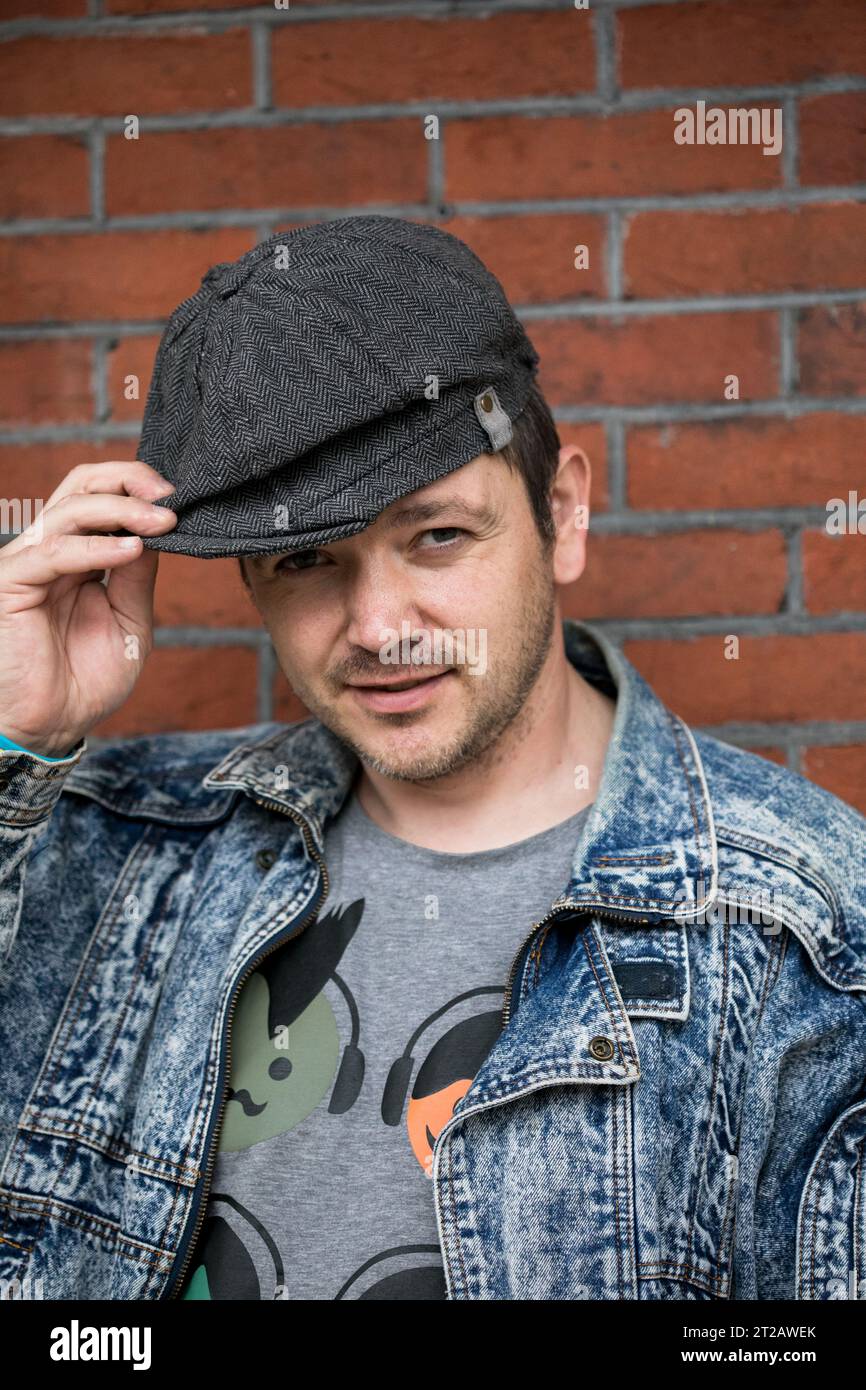 Man wearing blazer and cap hi-res stock photography and images - Alamy