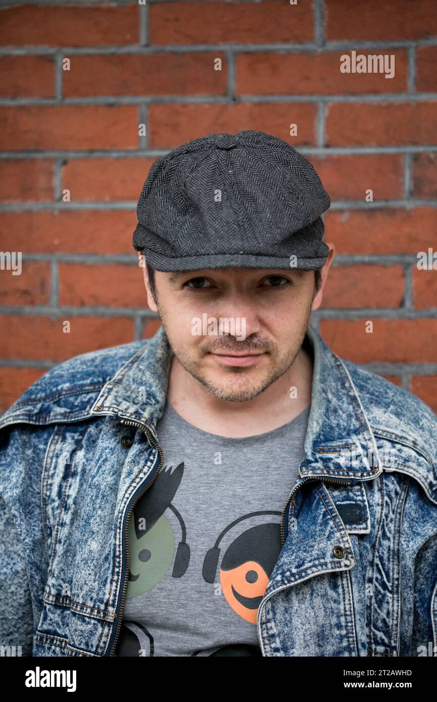 Man wearing blazer and cap hi-res stock photography and images - Alamy