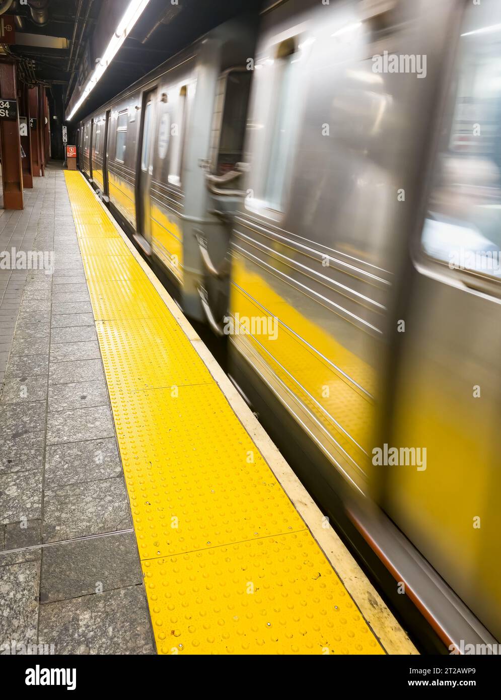 Commuter platform hi-res stock photography and images - Alamy