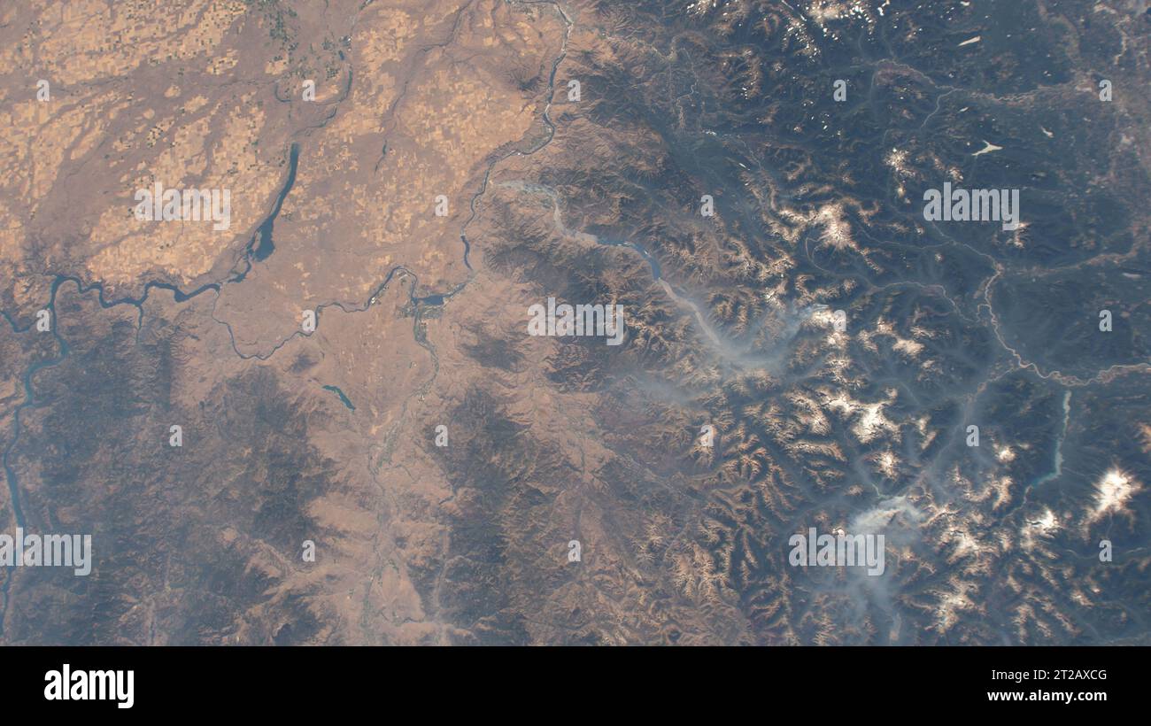 . iss069e060945 (Aug. 15, 2023) --- Wildfires near Glacier Peak and Mount Baker in Washington ...
