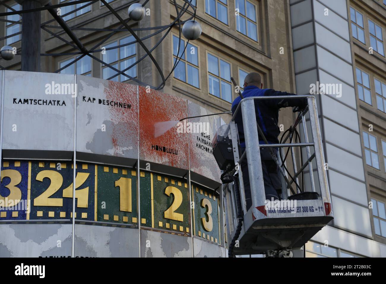 Die Reinigung der Weltzeituhr nach einer Aktion der Klimaaktivisten am ...