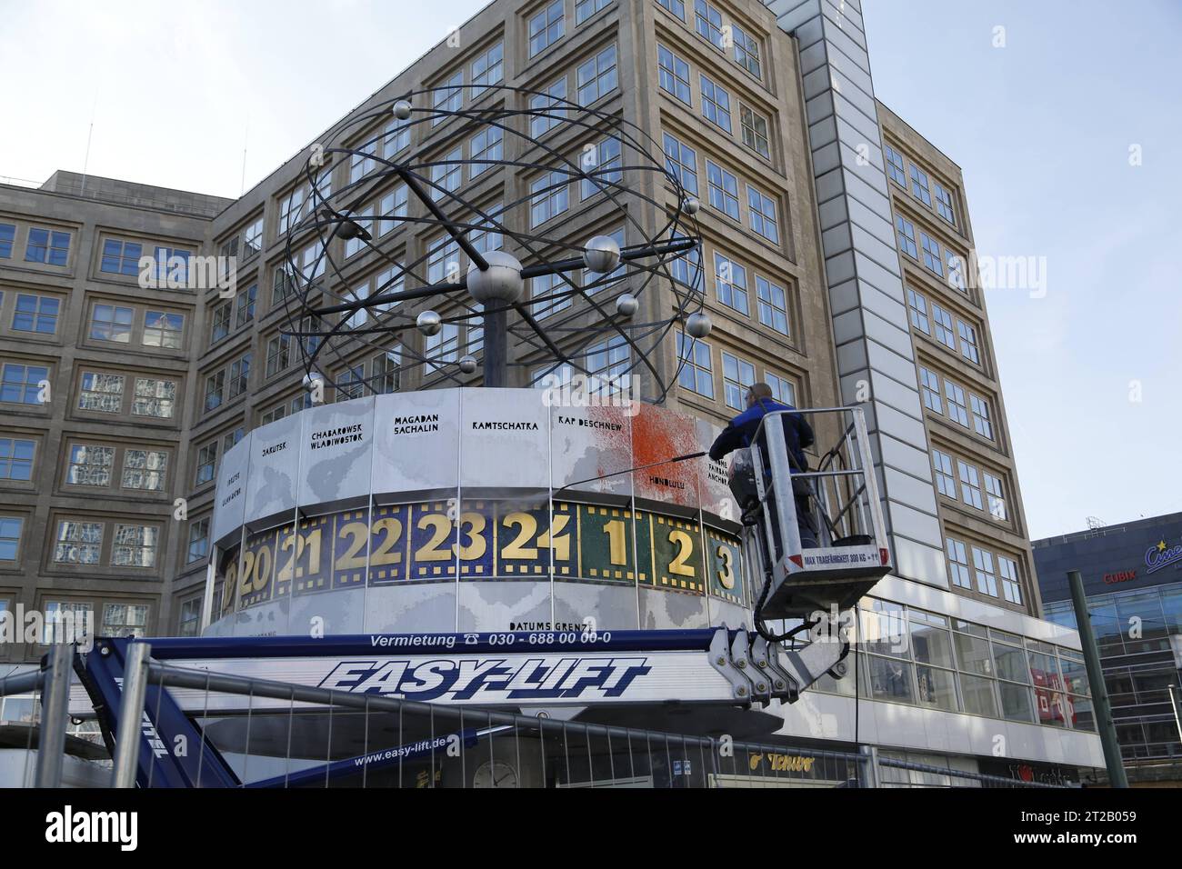 Die Reinigung der Weltzeituhr nach einer Aktion der Klimaaktivisten am ...