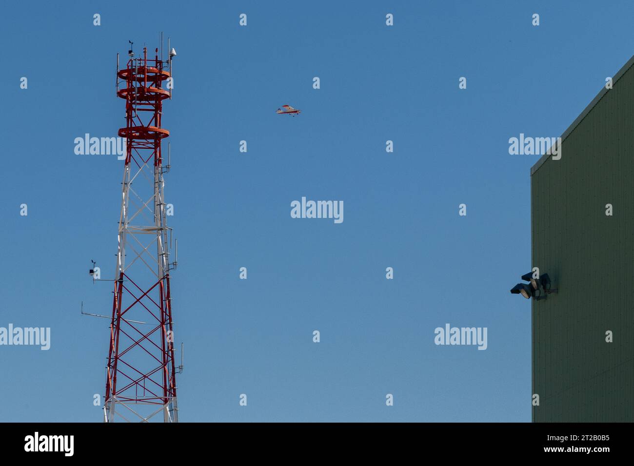 The DROID 2 flies past a 140-foot instrumented tower and former space ...
