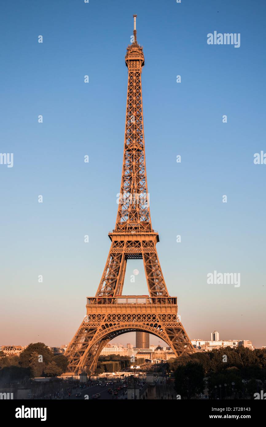 Eiffel Tower distant view take from far to integrate it with the ...