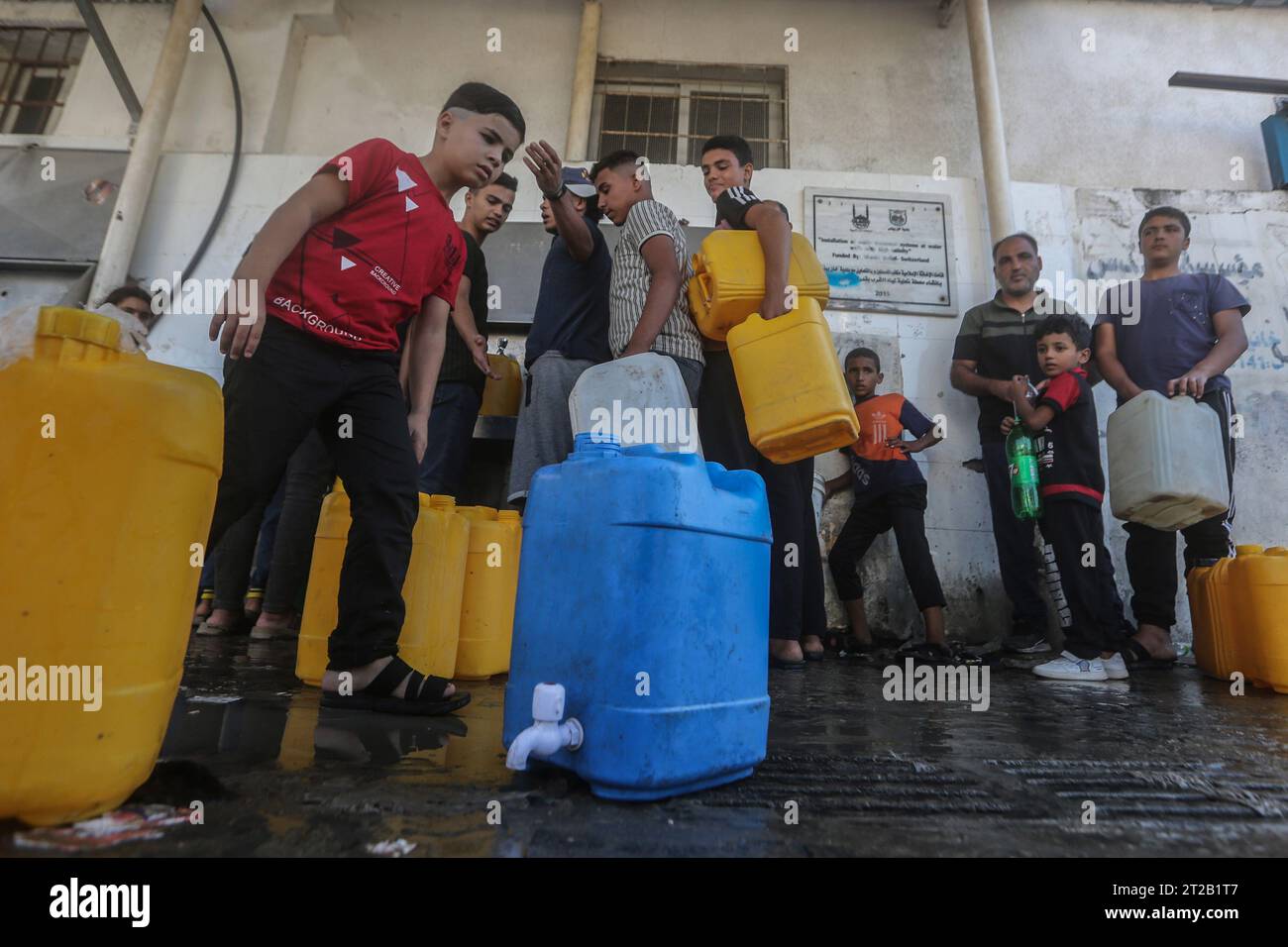 Khan Yunis, Palestinian Territories. 18th Oct, 2023. Palestinians fill ...